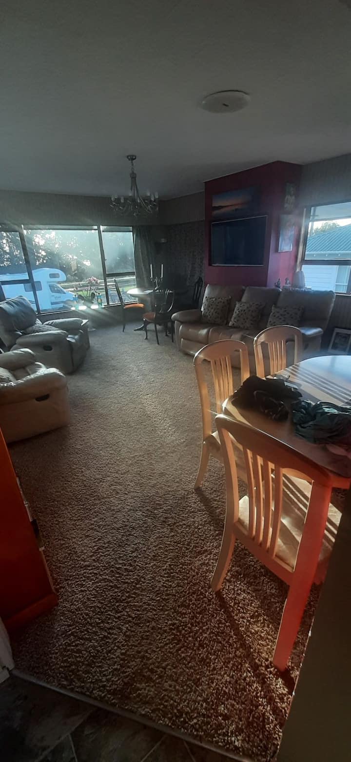Only 5 Min Walk To Main St - Thames