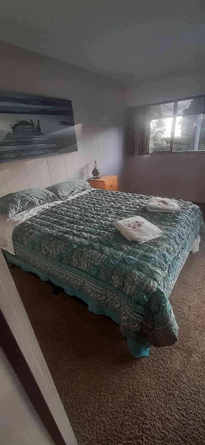 Only 5 Min Walk To Main St - Thames