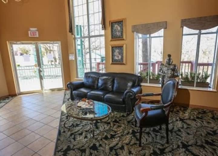 King Suite In Hotel/free Breakfast - Branson, MO