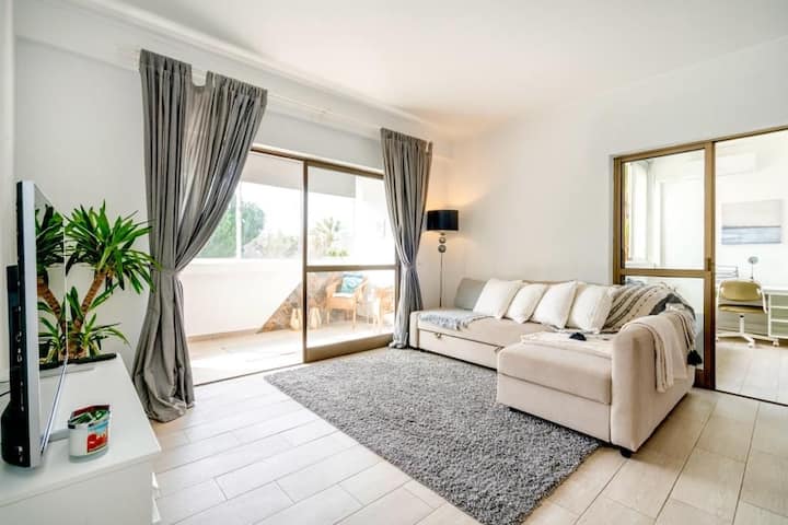 Spacious 1-bed In Vilamoura, Fast Wifi & Pool - Quarteira