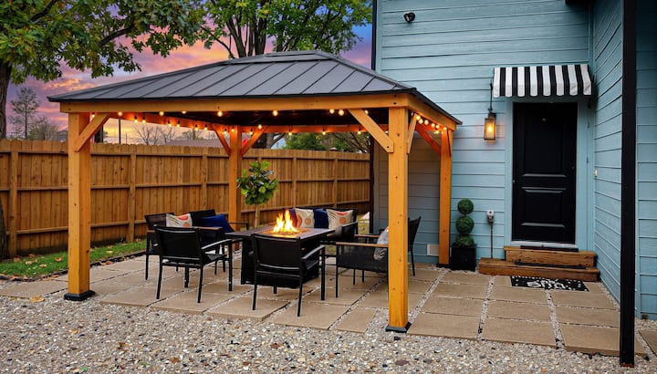 Sleeps 16 • 7 Ensuite Suites • Game Room • Firepit - Houston, TX
