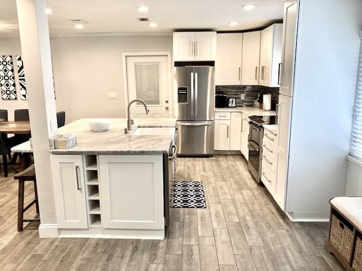 Spacious Waterfront Home 3/2 With Bonus Room - Crystal River, FL