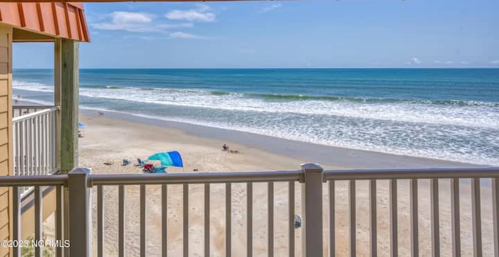 Beautiful Beachfront Condo - Sneads Ferry, NC