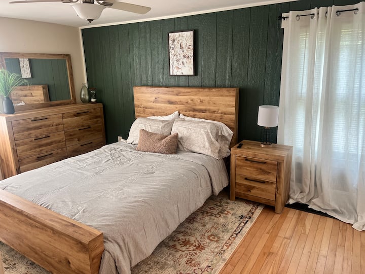 Quaint City Cottage Just Minutes From Killington - Rutland, VT
