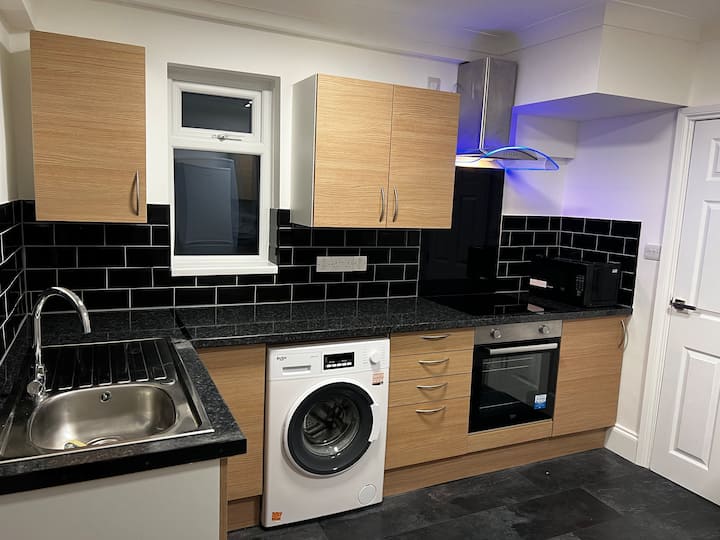 An Elegant 5 Bedroom House - Romford