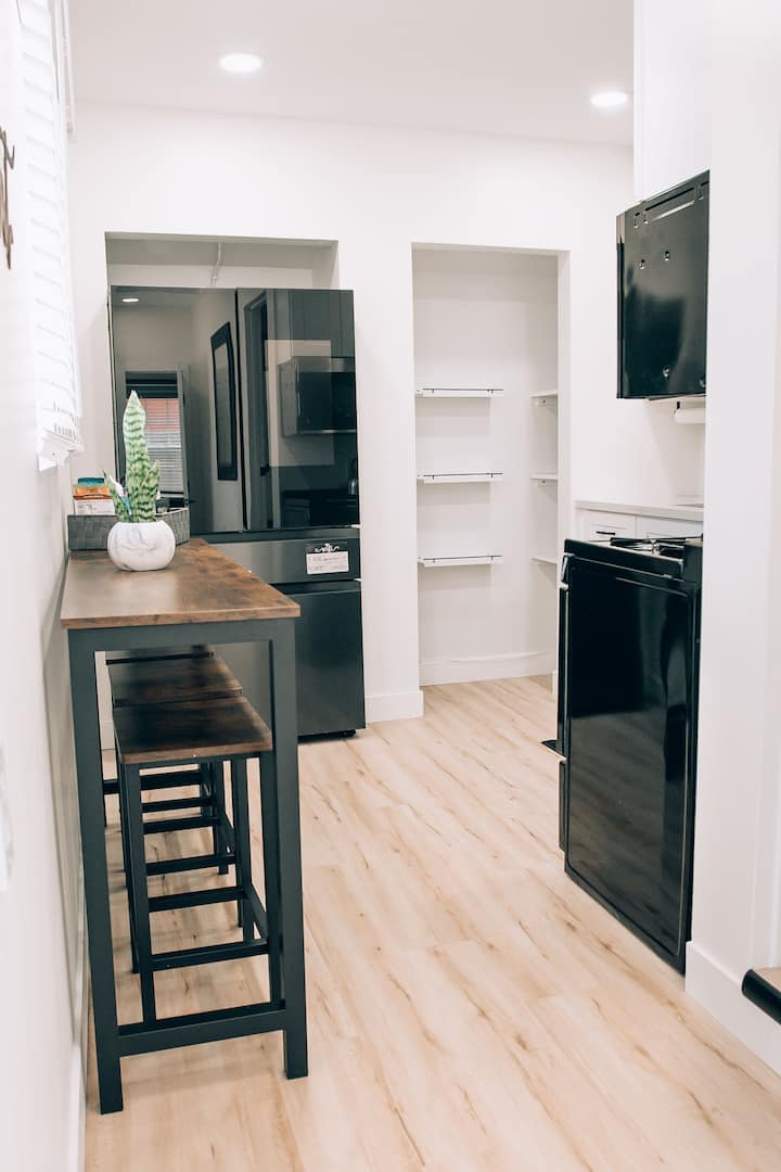 Casita In The Back
Devoted Wrk Space
Over 30 Days - Long Beach, CA