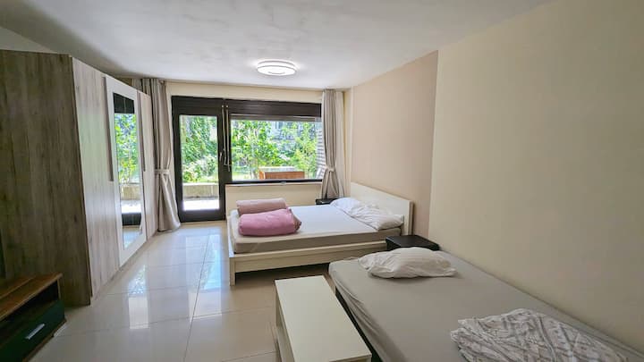 City Centre Quiet Studio With Patio - Stuttgart
