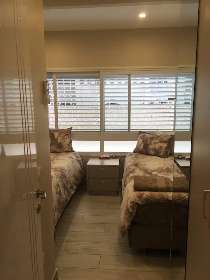 יחידה יפהפייה בבעלזא - Jerusalem