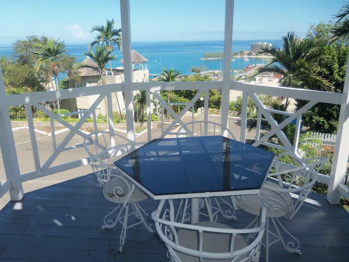 Oceanview Luxury Condo With Pool & Roof Deck - Ocho Rios