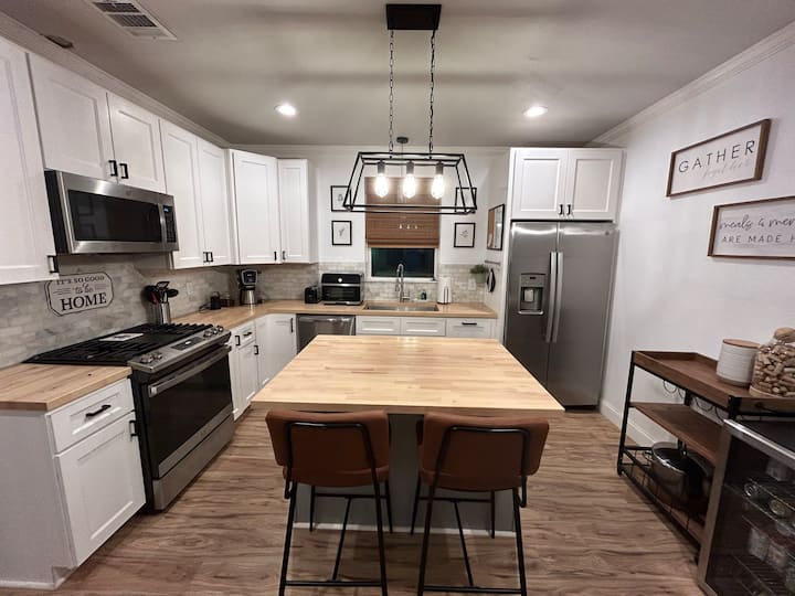 10 Person Country Home W/lighted Pickleball Courts - Buda, TX