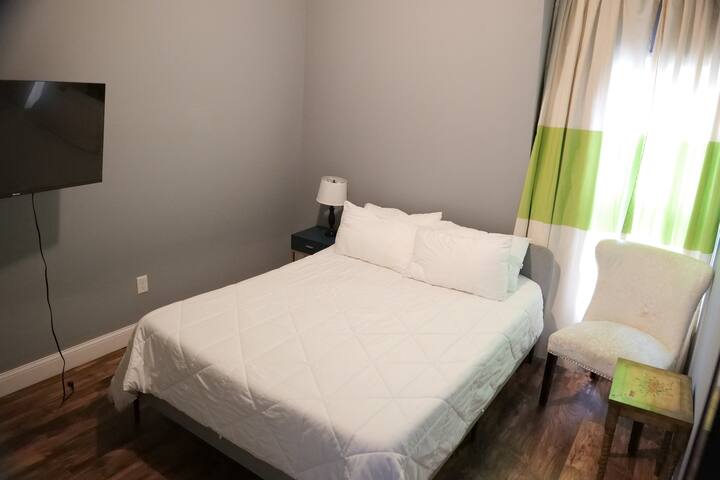 Comfy Private Room (Elizabeth) - New York City