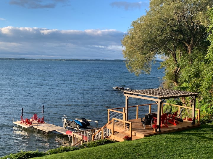 Island Treasure -Executive Waterfront Home - Gananoque