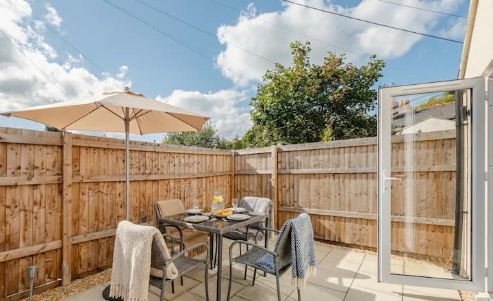 2bed Cottage 10-min Walk To Town | Parking + Patio - Cheltenham