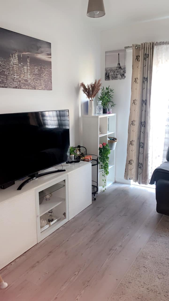Stylish 2 Bedroom With Balcony - Ilford