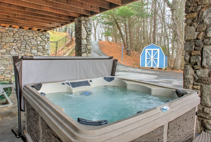 Asheville | Hot Tub | Pet Friendly - Asheville, NC