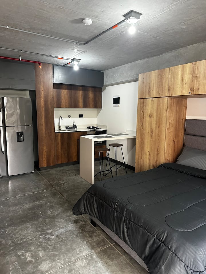 Apartaestudio Tipo Loft En El Corazón De Medellín - Medellín