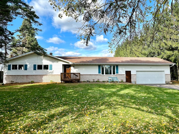 Luxe Views Lake House - Chippewa Falls, WI