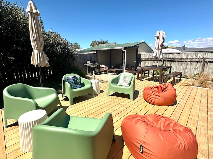 Cosy, Quiet And Designed For Outdoor Living - Manakau