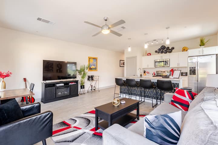 Riverwalk Downtown Luxury W/ Pool & Free Parking - San Antonio, TX