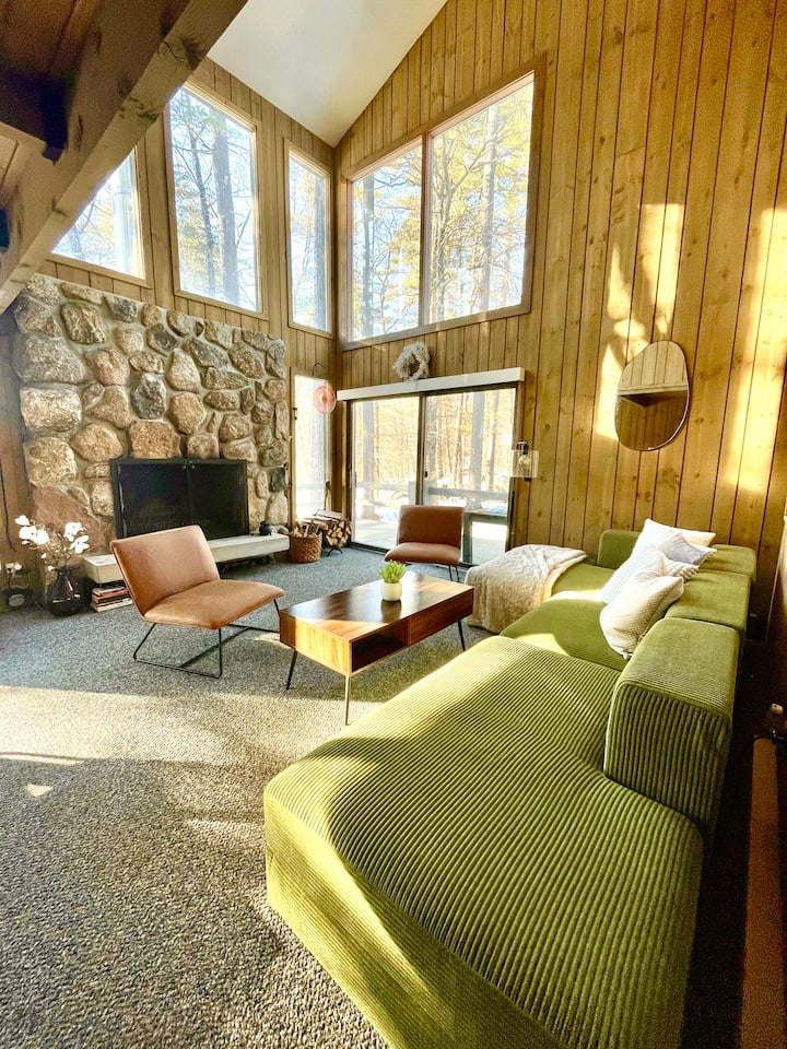 North Conway Retreat: Pool | Tennis | Game Room! - Conway, NH