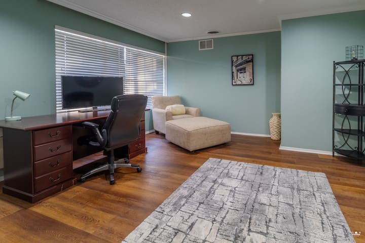Spacious *Midterm* Stay And High Speed Workstation - San Angelo, TX