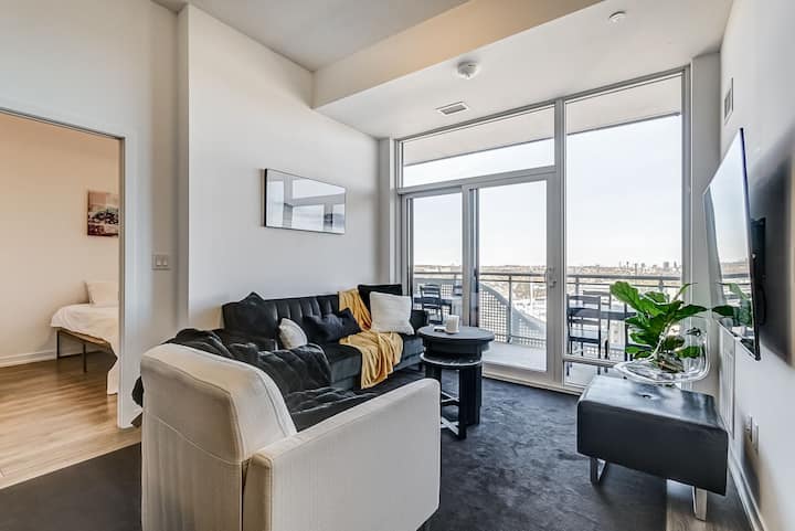 Modern Mississauga Condo 2bd 2ba W/ Stunning Views - ミシサガ