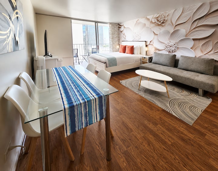 Partial Ocean View 13th Fl Renovated Free Parking - Honolulu, HI