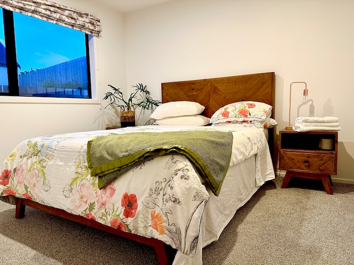 Brand New Sunny Room/ Queen Bed - Northland
