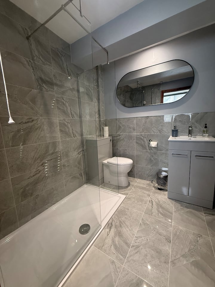 Double-standard-sdb Privée-vue Sur Rue - Cowbridge