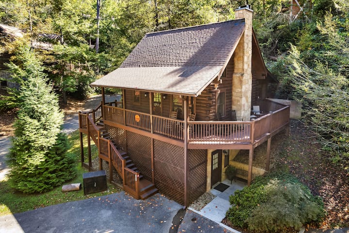 Cozy Cabin: Arcade, Hot Tub, Near Dollywood! - Pigeon Forge, TN