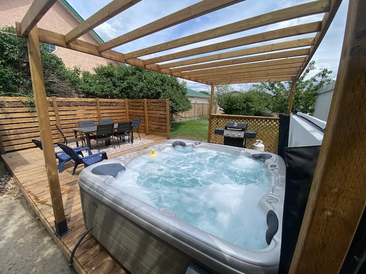 Affordable Two Bedroom House W/ Hot Tub In Redciff - Medicine Hat