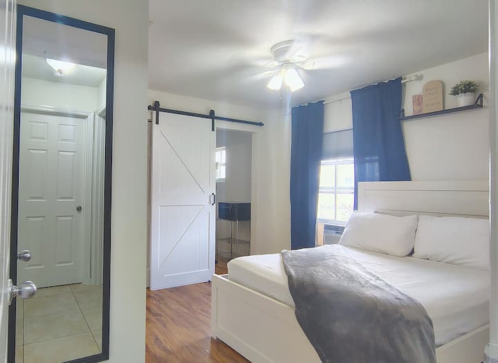 Private Entry Studio W/ Kitchenette, 15mi Disney - ダベンポート, FL