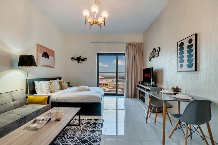Classy Studio Ideal For Long Stays With Balcony - Dubai