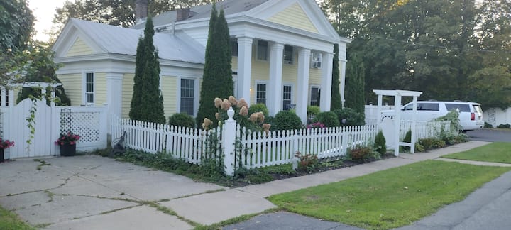 Maple Avenue Cozy Cottage - Saratoga, NY