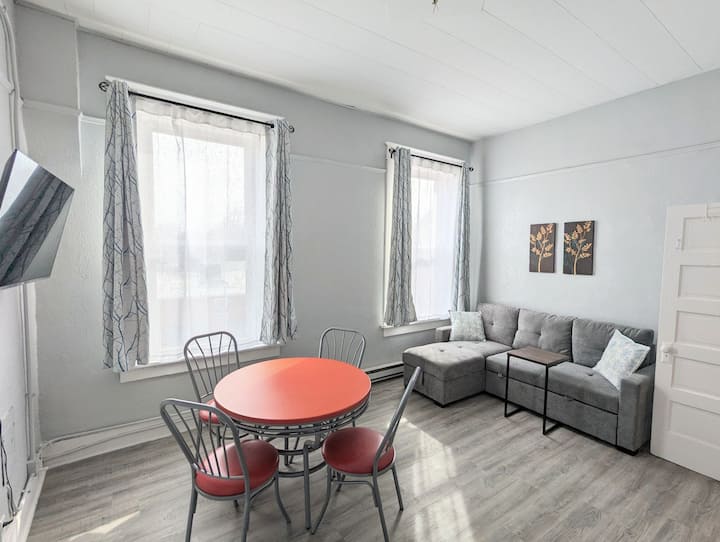 Quaint 1br With Kitchenette, Free Laundry - Palestine, IL