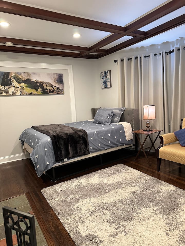 1 Cosy Bedroom, Private Entrance & Bath - Stamford, CT