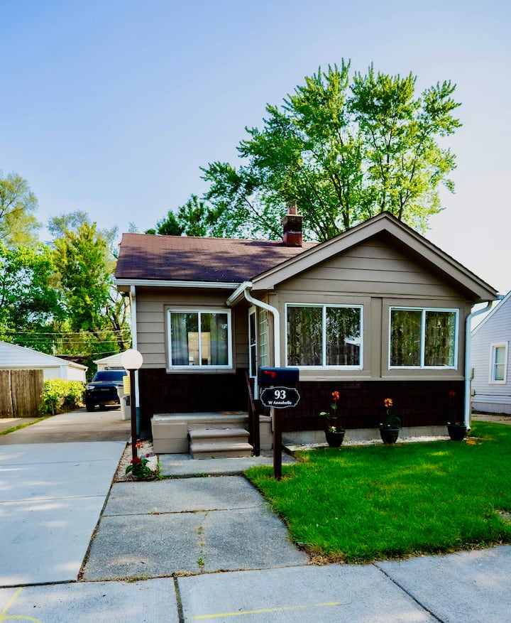 Cozy Cottage  Downtown Hazel Park Next I-75& 696 - Royal Oak, MI