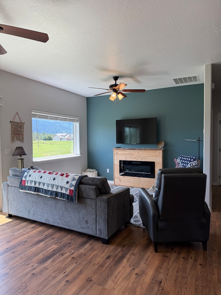 Cozy Mountain Cottage - Donnelly, ID