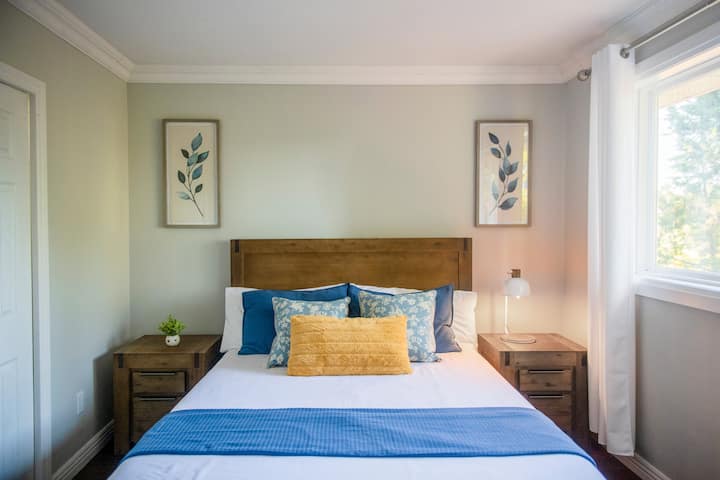 Bright 2br For 3 | Queen + Double Near Transit - Toronto