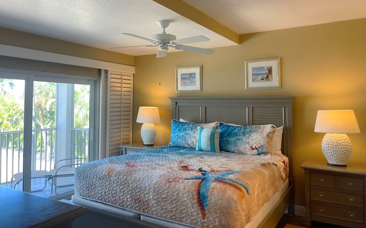 Modern 2/2 With Beach Access, Shops & Dining ! 212 - Marco Island, FL