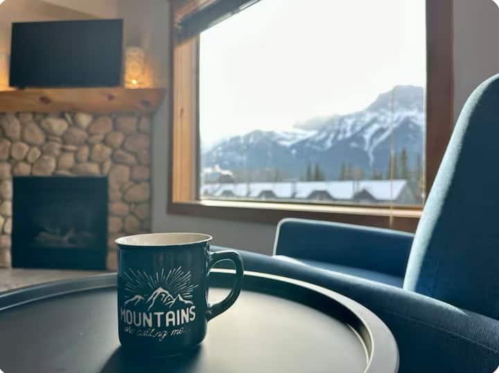 Mountain Views •Hot Tub • Walk Town•near Skiing - キャンモア