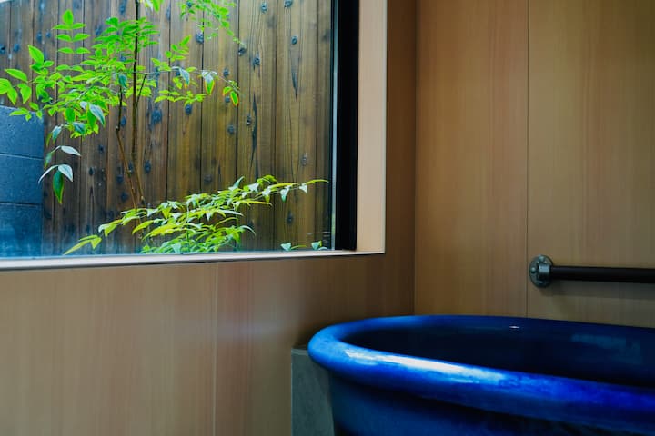 京都駅徒歩3分·庭を眺める信楽焼風呂•室内ミニ枯山水庭園·二階建貸切一軒屋•2浴室•2トイレ•3寝室 - Kyoto