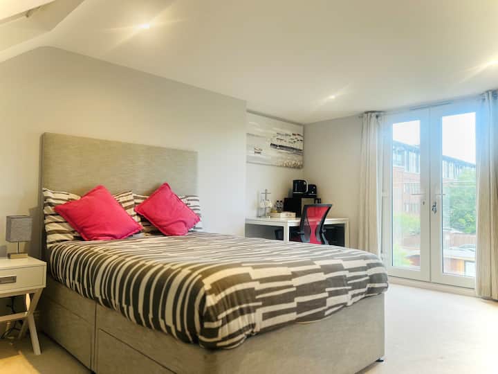Lovely En-suite Bedroom With Beautiful Garden View - Brentford