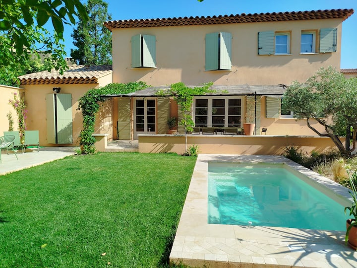 Jolie Villa Provençale Avec Piscine - Pélissanne