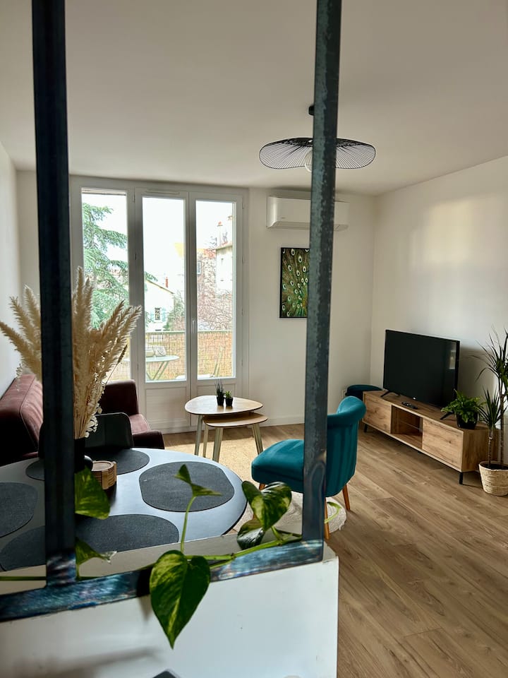 Appartement Avec Une Chambre. Parking. Clim. - Bourg-lès-Valence