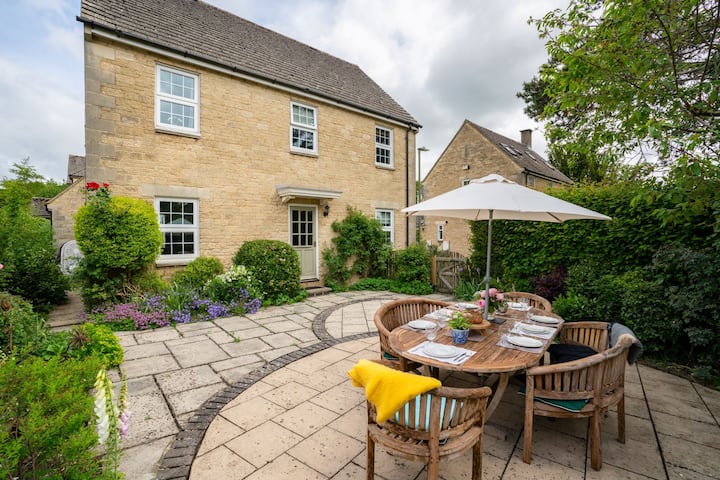 Dog Friendly Cotswold Cottage - Myrtle House - Chipping Norton