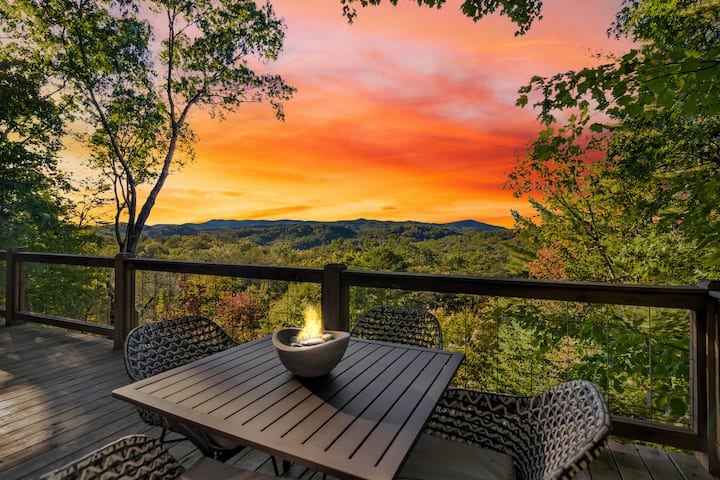 Hilltop Haus Stunning Views: Sauna | Hot Tub | Gym - Blue Ridge, GA