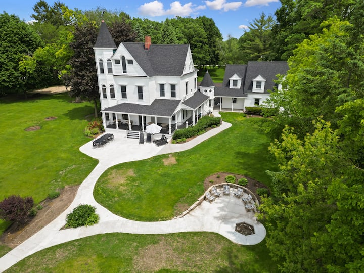 Luxury Waterfront Chateau 11+ Beds - Fox Lake, IL