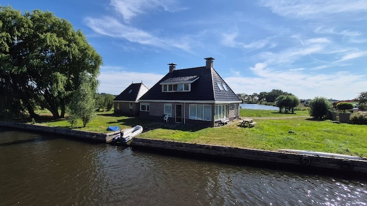 Uniek Landhuis Aan Water Met Eigen Aanlegplek - Joure