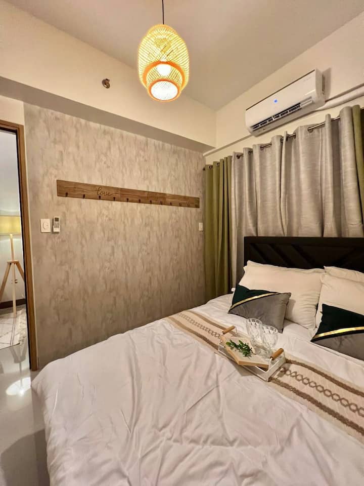 Tropical Bloom 2br -Near Naia L Wifi + Netflix - Parañaque